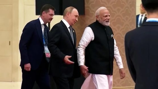 Modi e Putin camminano insieme mano nella mano - Strategie & Regole ...